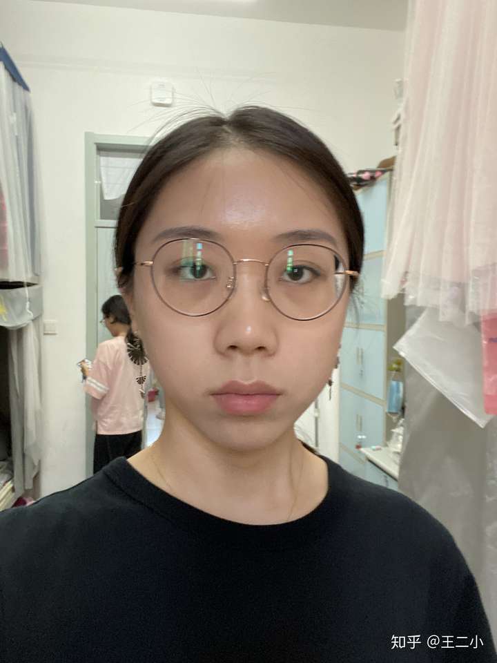 戴眼镜和不戴眼镜的区别戴眼镜真的会影响颜值 伤感说说吧