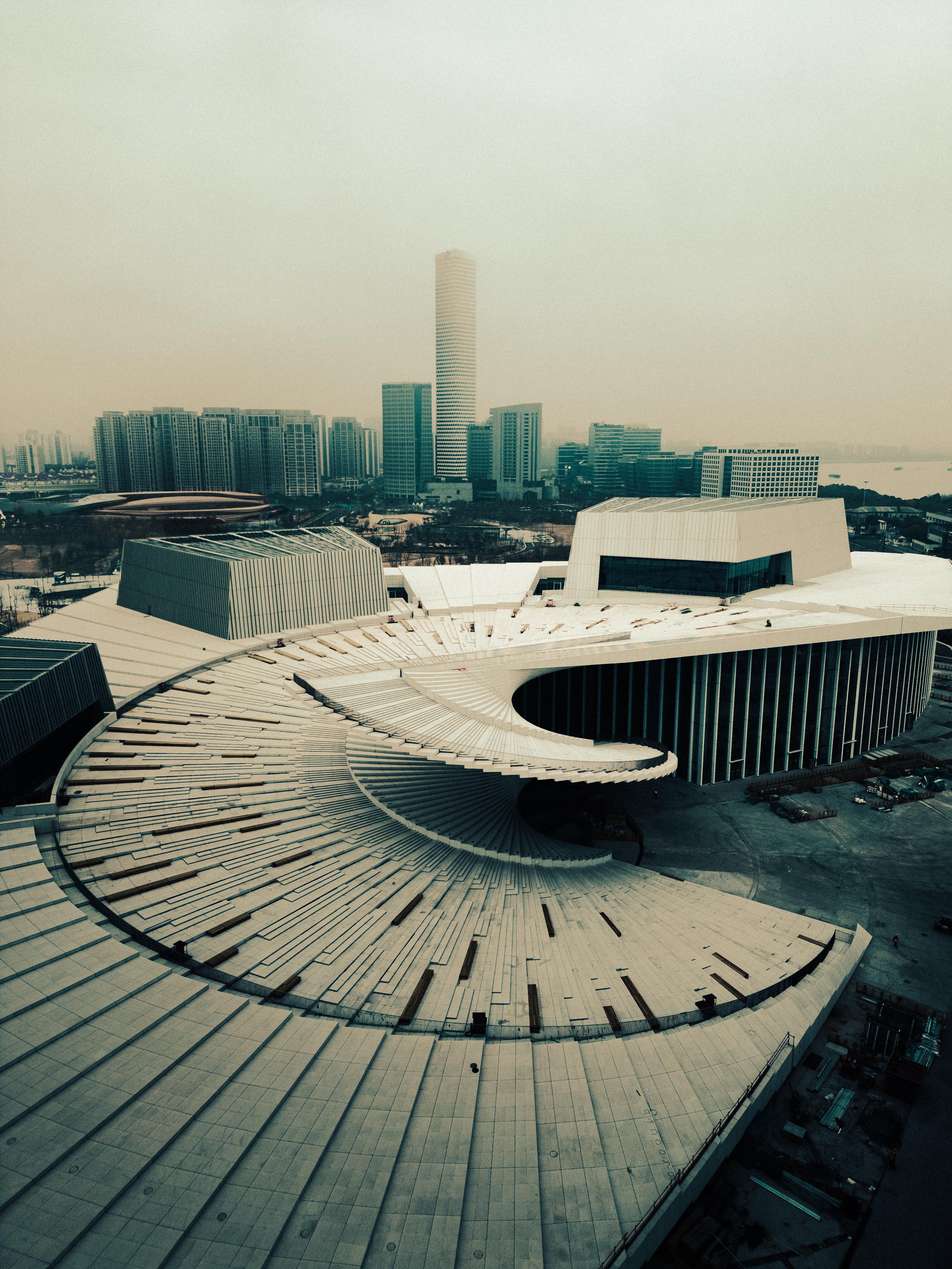 姜尧耕(渔樵耕牍) 的想法: 拍下上海大歌剧院 | 上海大歌剧院。过几天就会开放，人会很多。匆匆过去，没法挑天气了。只有两块短续航电池，大概五 ...