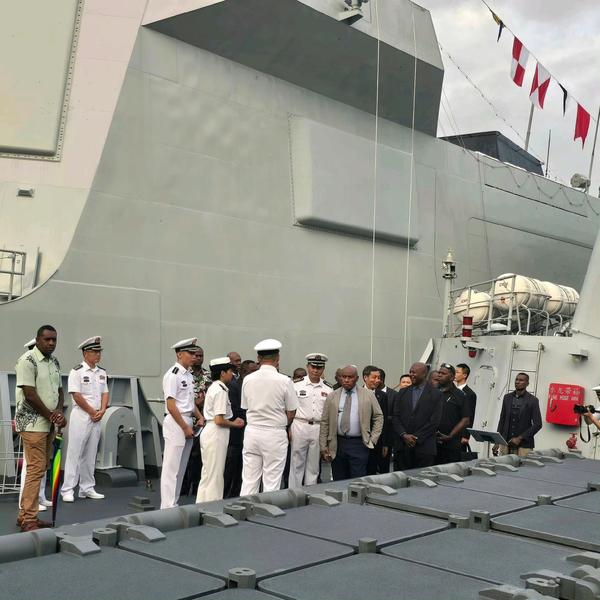 hua 的想法: 近距离欣赏055和052D型驱逐舰 | 这组照片拍摄于瓦努阿图，图中出现的是055型驱逐舰的8号舰108咸阳号（202… - 知乎