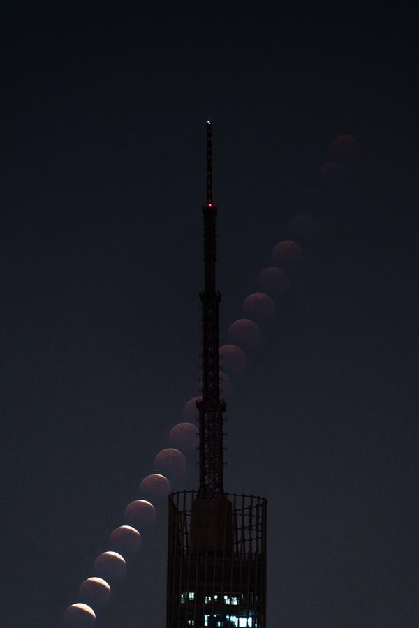 星与月 的想法: 淮安电视塔全食月出 | 时间:2022年11月8日 地点:中国淮安市清江浦区某地面机位 内容:淮安电视塔全食月出 设备