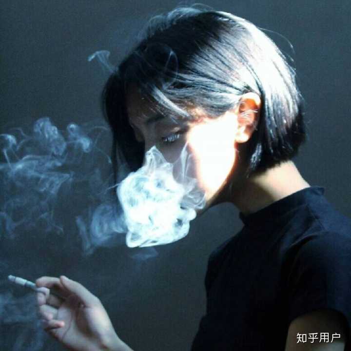 有没有抽烟女生的壁纸或照片？ 知乎