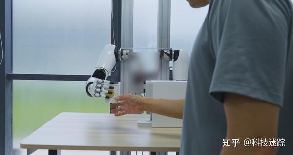 追觅科技通用人形机器人进展曝光:走出实验室,会冲咖啡! 知乎