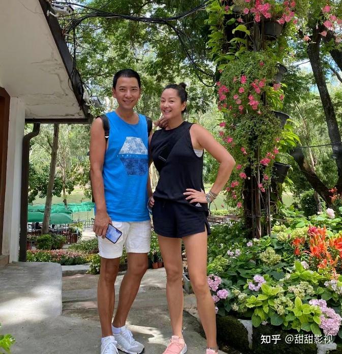 瞿颖返回泰国定居，紧搂戴军豪宅生活引热议，露美腿52岁仍未嫁 知乎 2643