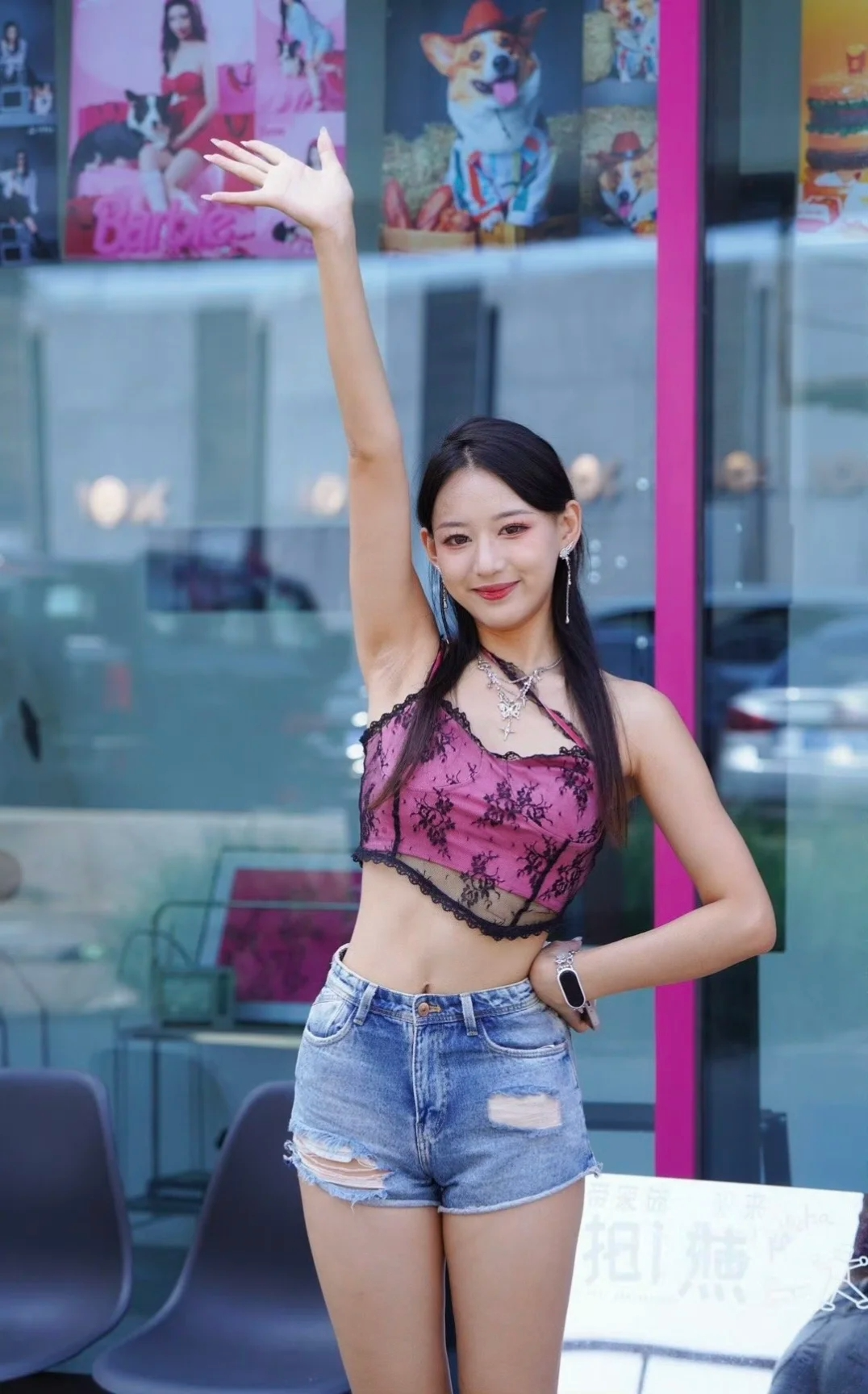 吊带牛仔裤才是yyds！9个辣妹街拍动作，性感显身材，帅爆了 - 知乎