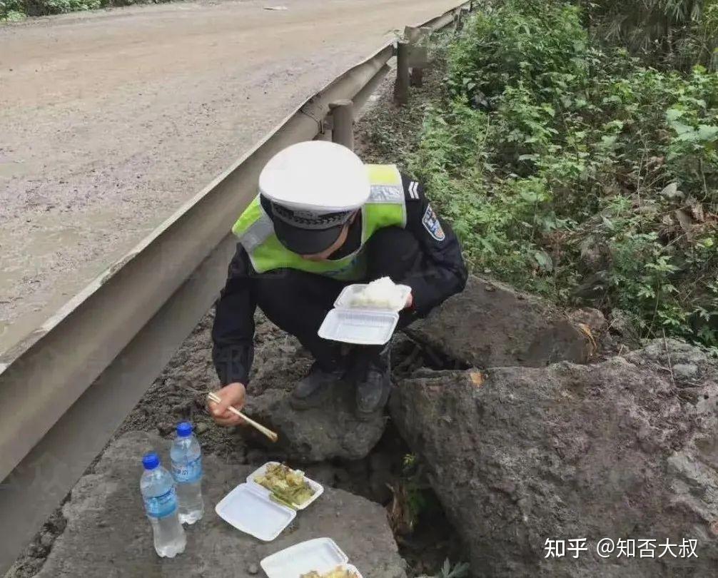重庆星巴克最无耻一幕流出,全网暴怒:今天,我更想骂骂这些人! 知乎