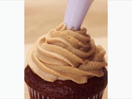 "take the cake"翻译成“把蛋糕拿走”？真实的意思是... - 知乎