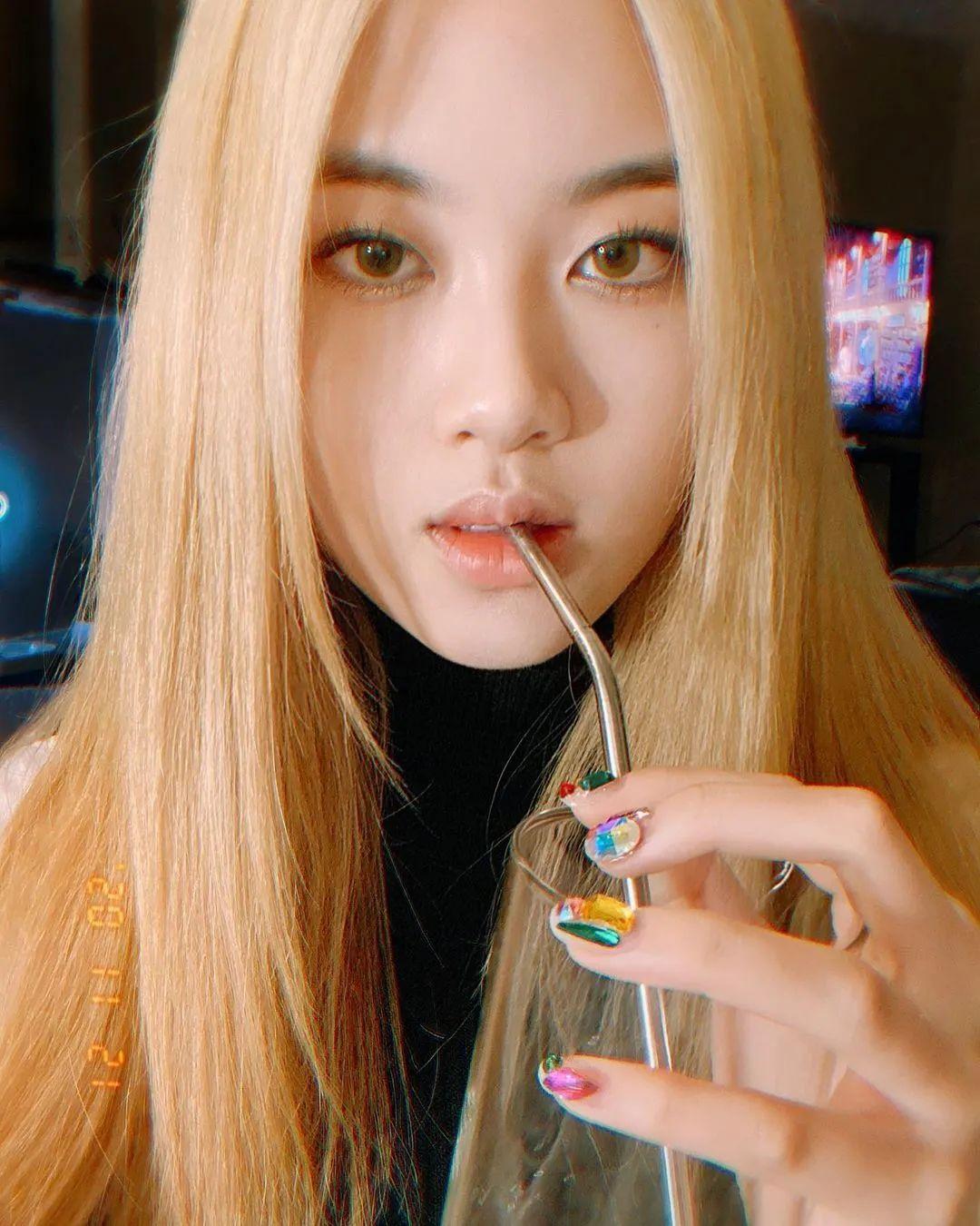 因撞脸ROSE被网暴？酸民坐不住了：根本就是复制人！ - 知乎