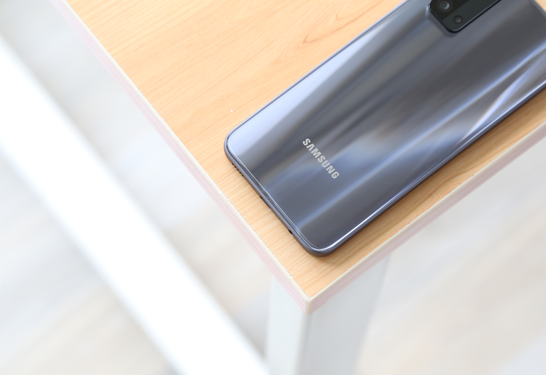 三星 Galaxy F52 5G 上手：120Hz 高刷屏和玻璃后盖，1999 元就能买到 - 知乎