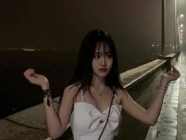 Jackeylove女友正式曝光！身材超棒直播间榜一粉丝，两人一起坐高铁回家 - 知乎