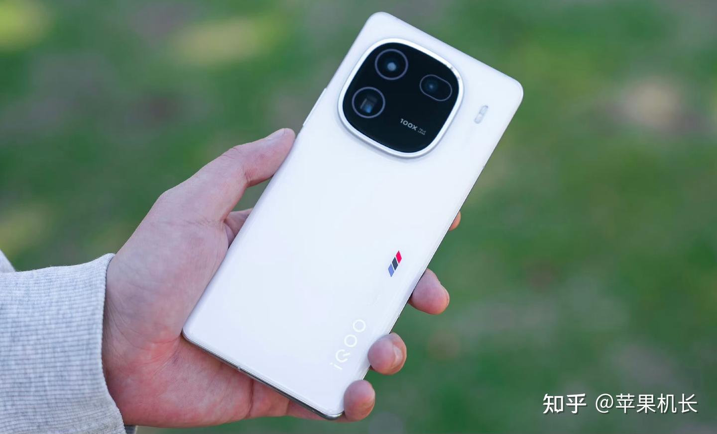 vivo发布新机，骁龙8Gen3+12GB+256GB仅售3999元，压迫感很强 - 知乎