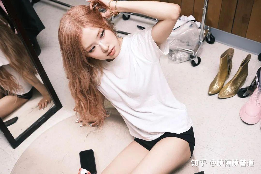 BLACKPINK最新ins图片 Lisa下楼梯绝美姿势登热搜 - 知乎