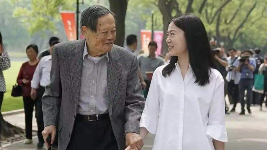 翁帆带着杨振宁回老家见父母，翁帆父亲这样说！ - 知乎