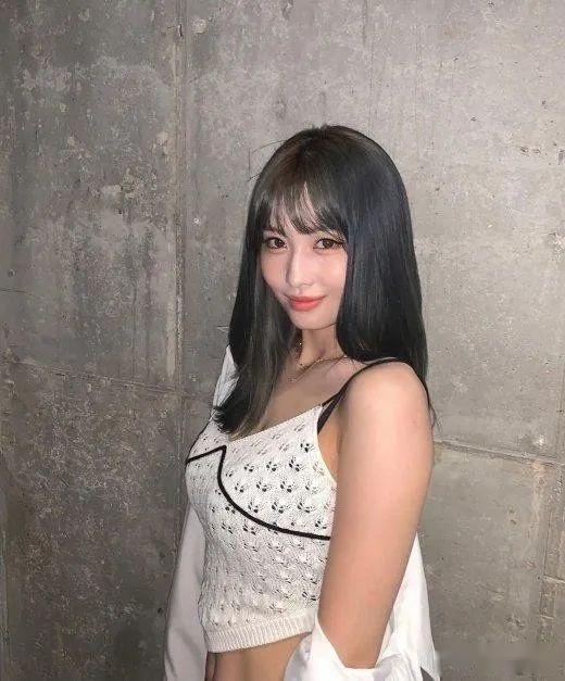 胸比脸大？TWICE MOMO晒性感私照，肆意炫耀丰满身材 - 知乎