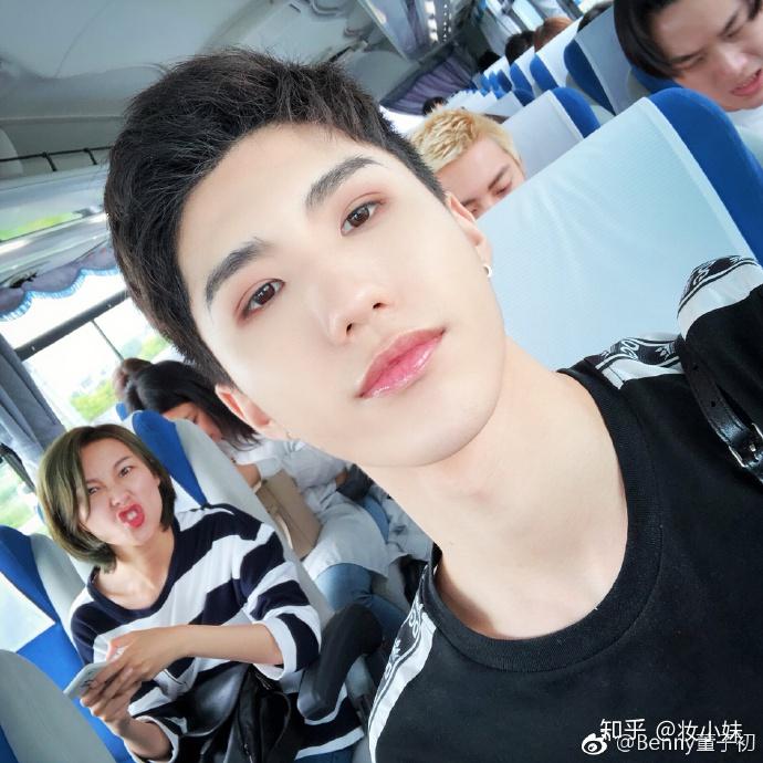 男性美妆博主安利：那些比你还会化妆的男人们 知乎