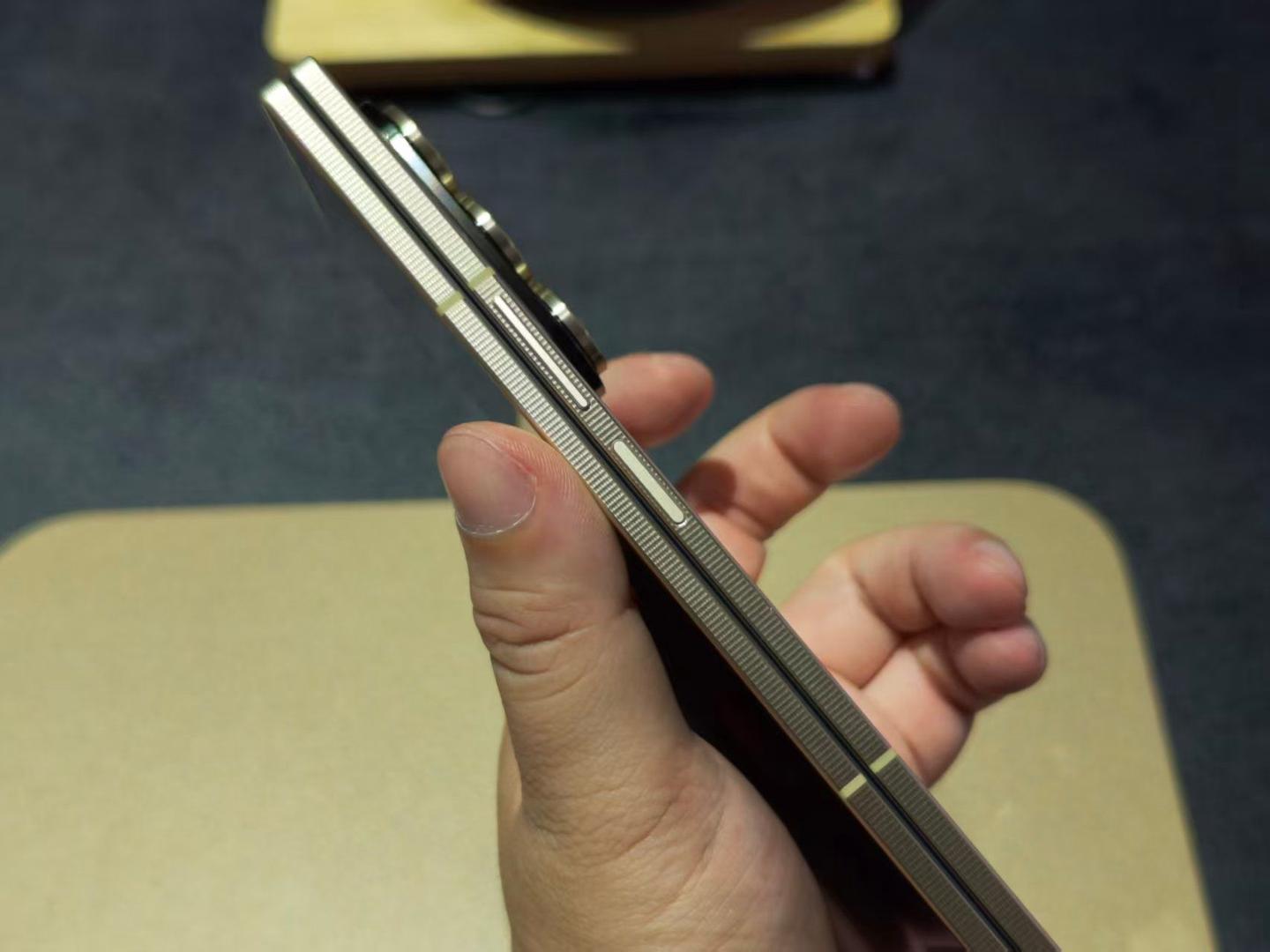 18 载 “心系天下” 再进阶，三星W26上手：轻薄、优雅、智能 - 知乎