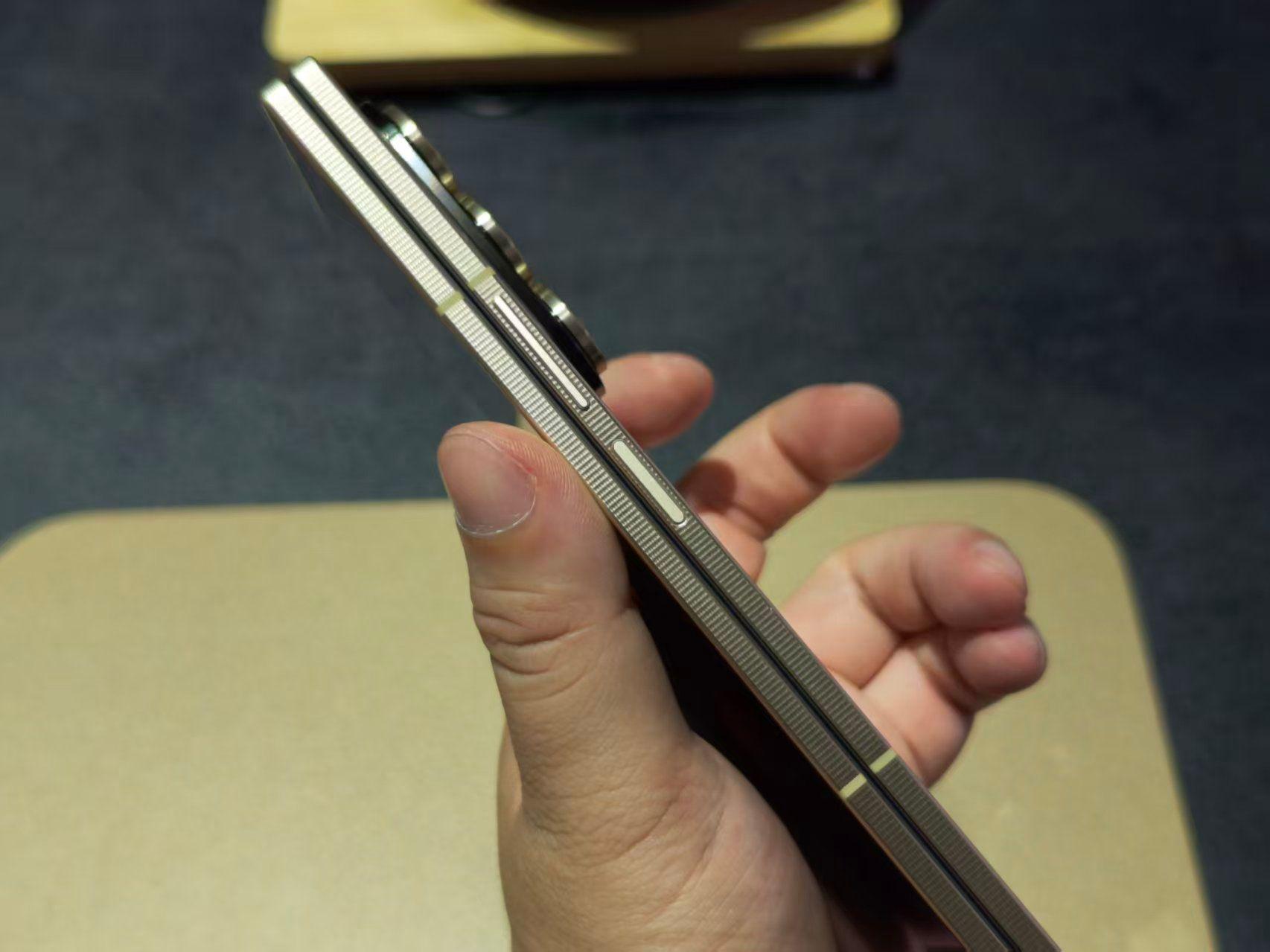 18 载 “心系天下” 再进阶，三星W26上手：轻薄、优雅、智能 - 知乎