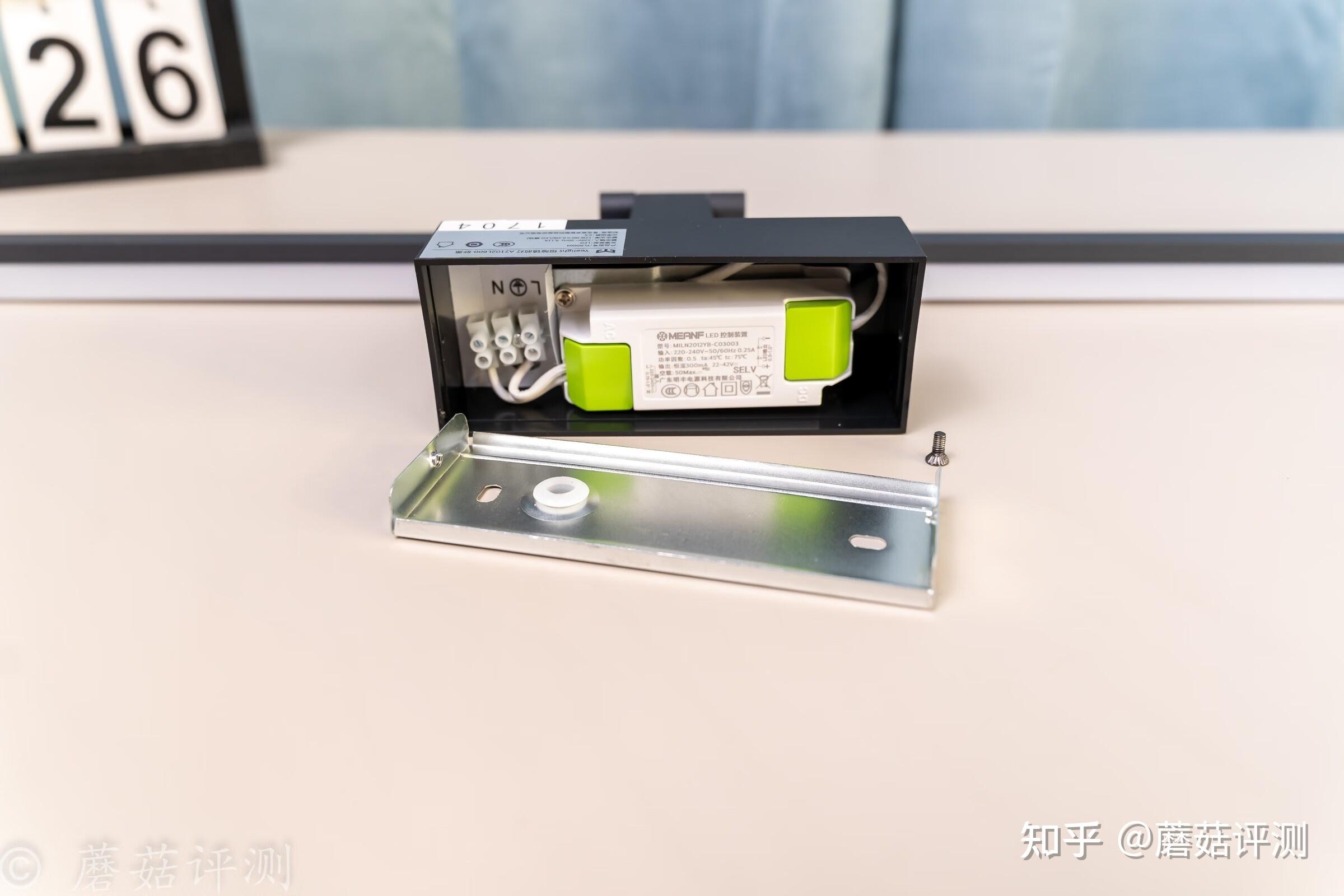 安装简单，效果不错，Yeelight易来LED镜前灯L600 安装体验 - 知乎