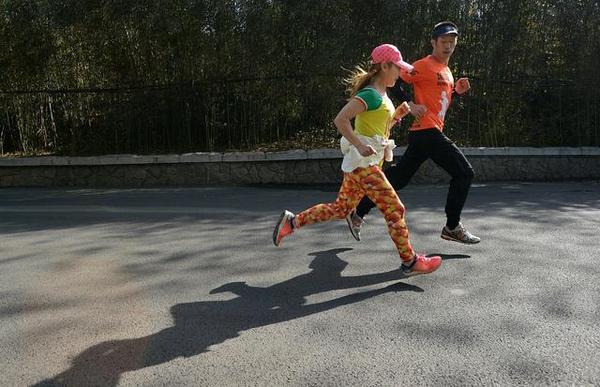 恋人之间除了拥抱，男生的这2个举动，更让女生依赖不已？ 知乎