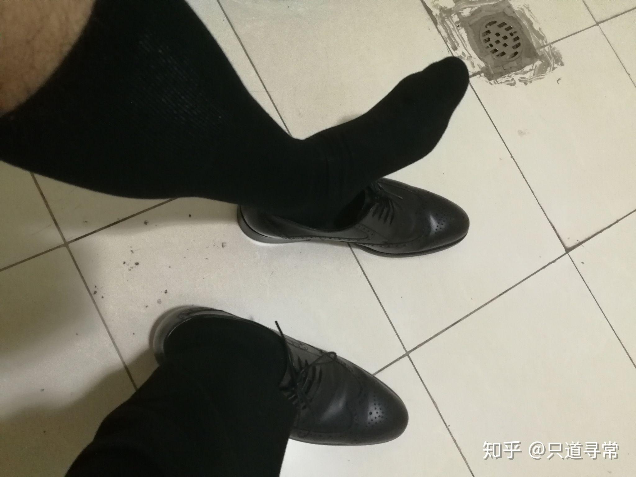 有没有发现某些职场帅哥穿的黑皮鞋擦得亮亮的偏偏套上一双白袜子?不会脚臭吗? 知乎