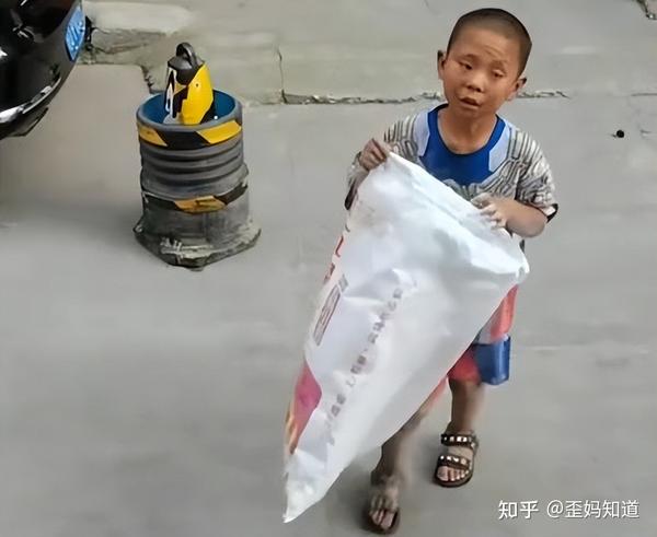 母亲卧病在床，小男孩靠捡空瓶撑起一个家，如何让孩子精神富足？ 知乎 
