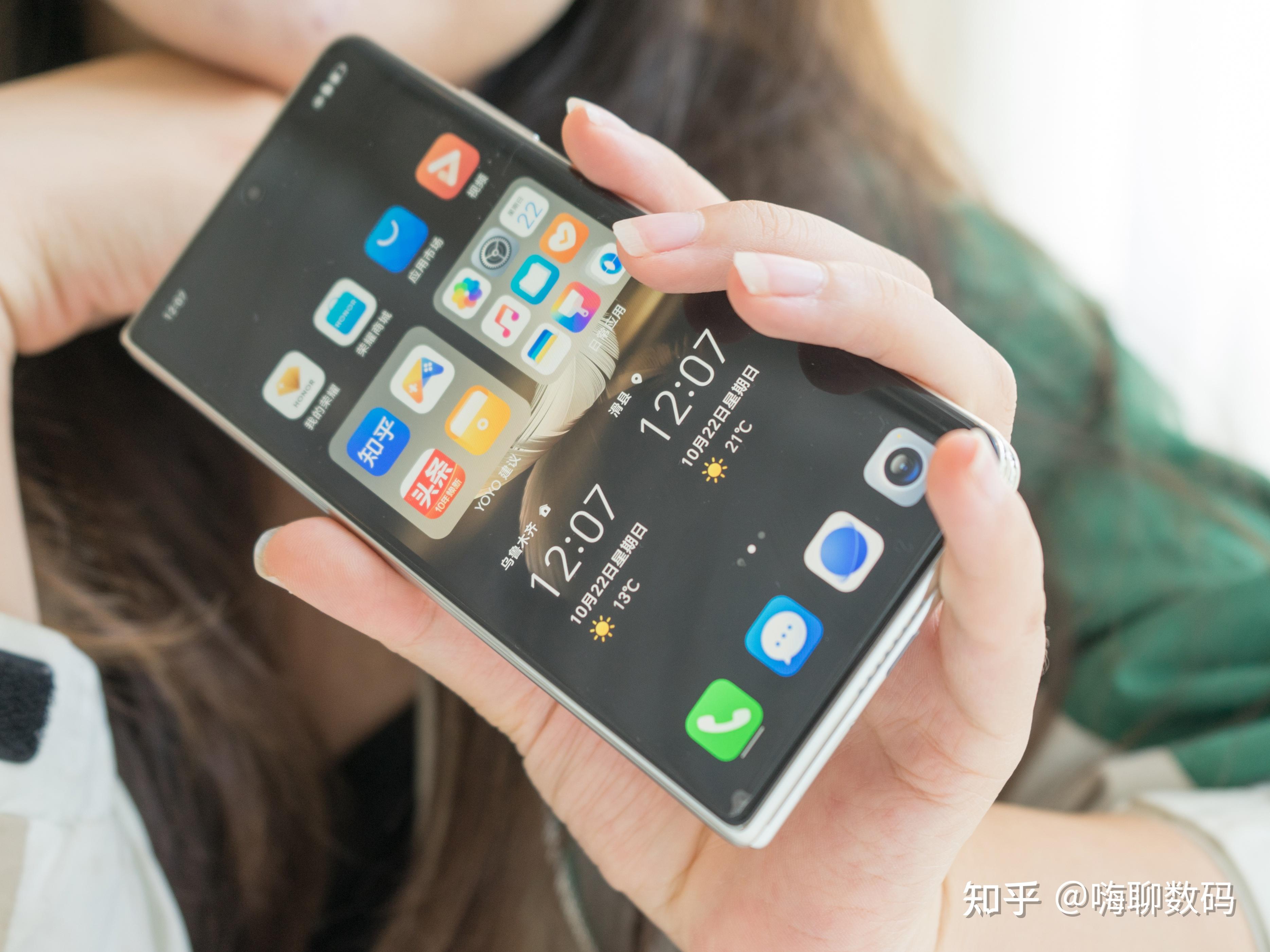 超高性价比且无明显短板，这就是全新大折叠屏手机荣耀Vs2