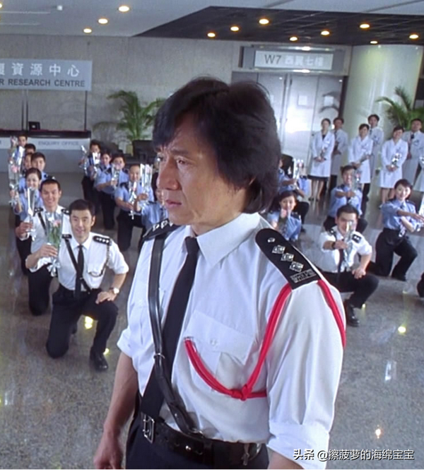 香港警察左肩佩戴的红色和黑色绳子是什么？ - 知乎