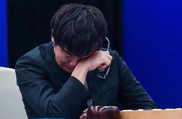 比分3:0落败，柯洁落泪哽咽：AlphaGo太完美，找不到任何缺陷 - 知乎