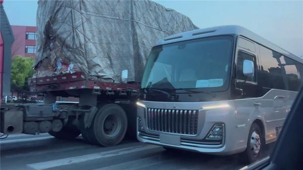 考斯特要被顶替了！红旗QM7中巴谍照，霸气得不得来了 - 知乎