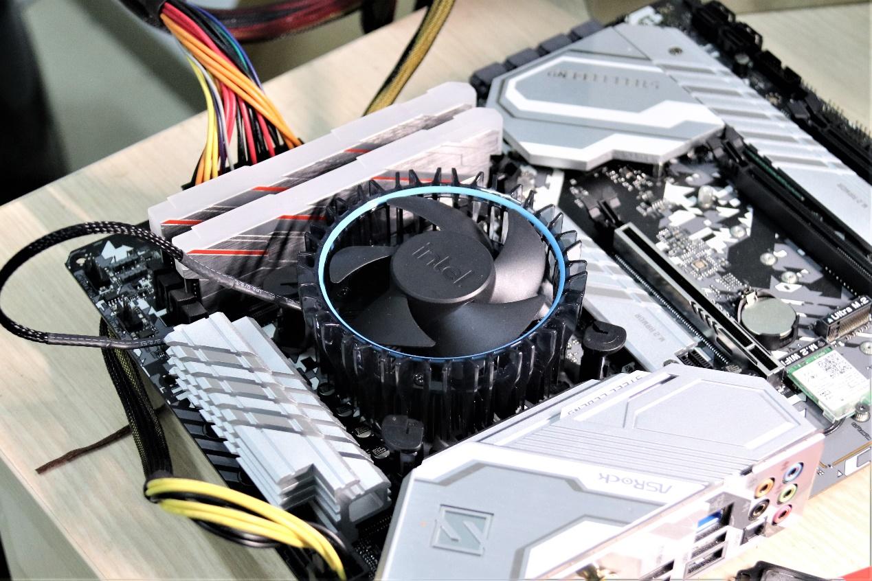 英特尔也玩“灯”？全新第12代原装散热器评测 - 知乎