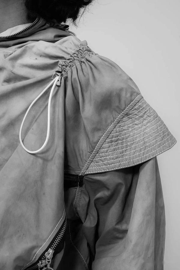 圣马丁毕业设计师Charlie Constantinou，前卫与机能性兼备，赛博朋克与工艺时装的结合。 - 知乎