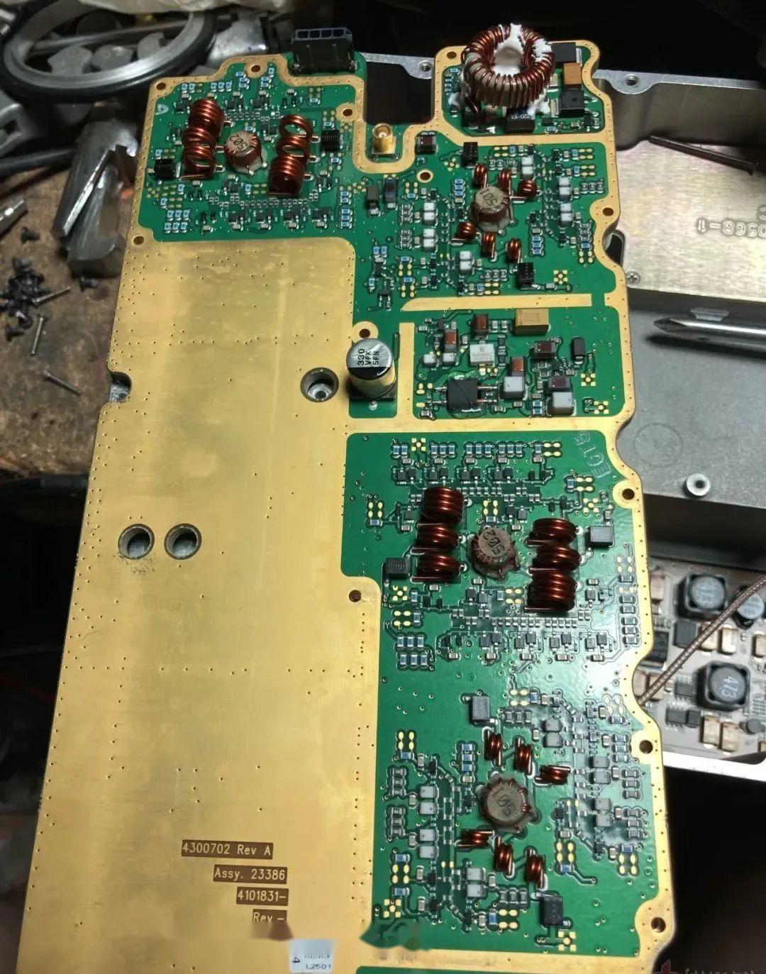 拆了一个美军电台PRC-148 JEM和配套车载功放AN/VRC-111，设计不是一般复杂！ - 知乎