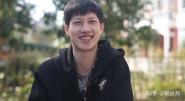 为照顾YJJ身高，女流婚礼穿3cm高跟鞋，夸赞老公穿西装“超级帅” - 知乎