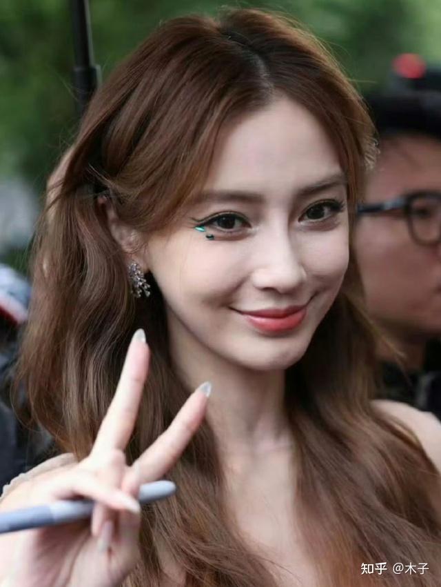 Angelababy在巴黎秀场大杀四方，地位依旧稳，古董高定都弄到手了 - 知乎