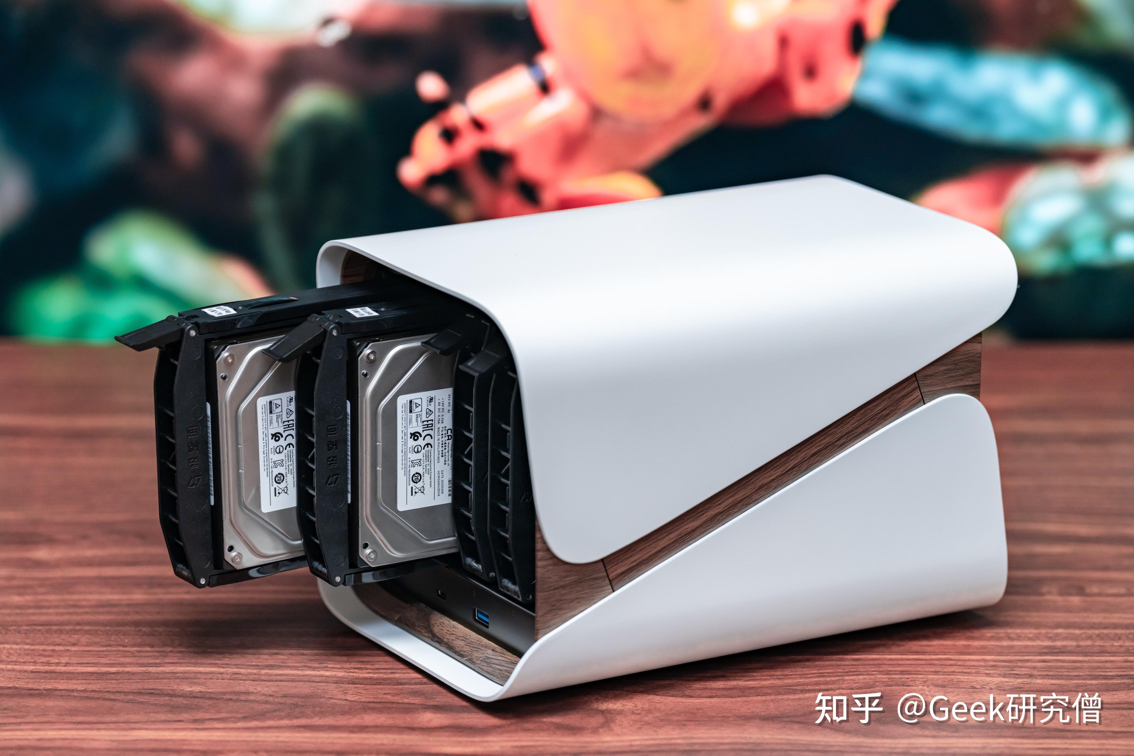 极空间 Z4S 体验：影视信息搜刮 + AI 相册管理 + 全局内网穿透，玩转 NAS 从未如此简单