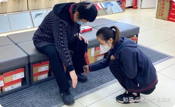 足力健提醒老人穿鞋要注意这三大原则 知乎 8386