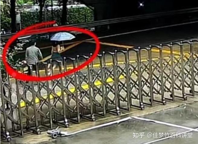 男子偷拍女子裙底,消防门前被抓住,女子走路注意事项 知乎