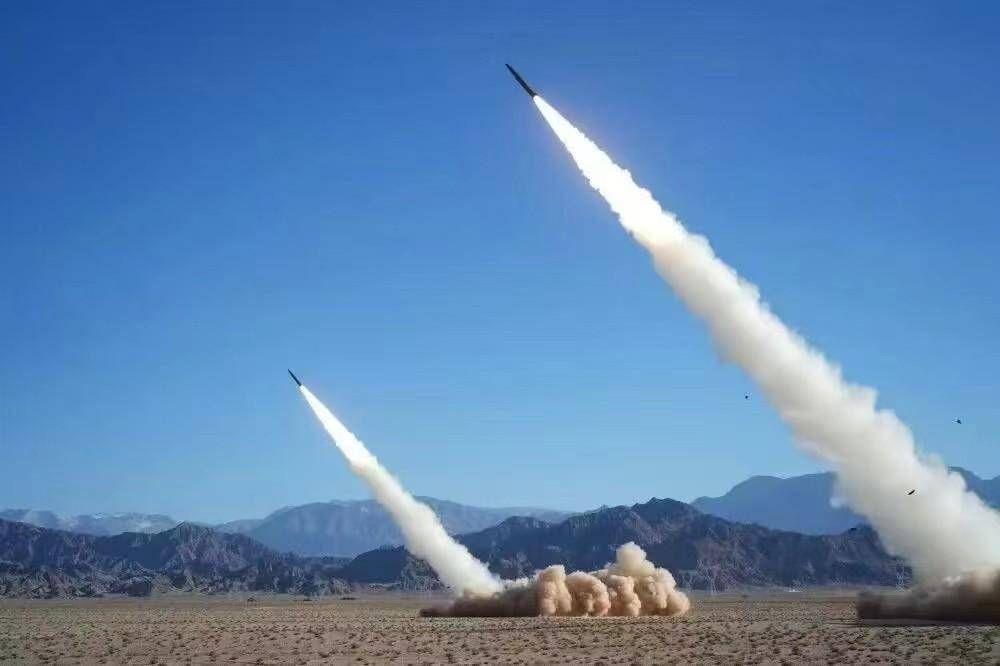 解放军新型“大杀器”BRE10火箭炮亮相，射程超500公里，精度堪比导弹 - 知乎