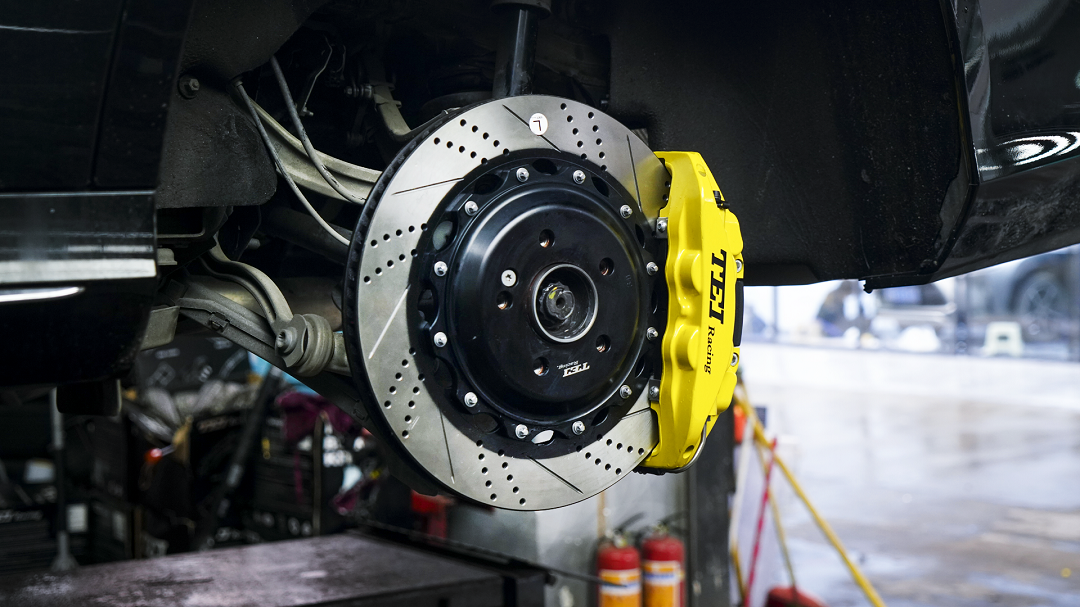 奔驰E300L升级案例，改装TEI刹车前6后4套件，颜值高、性能强 - 知乎