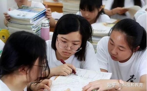 高学历和低学历女生差距,一组图片展现得淋漓尽致,总结的太精辟。 知乎