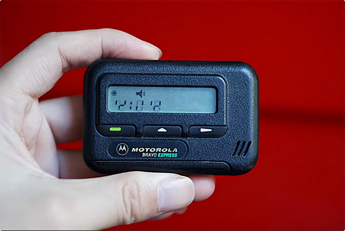 90年代很火的“BB机”，曾一台卖两千，现在用它还有信号吗？ - 知乎