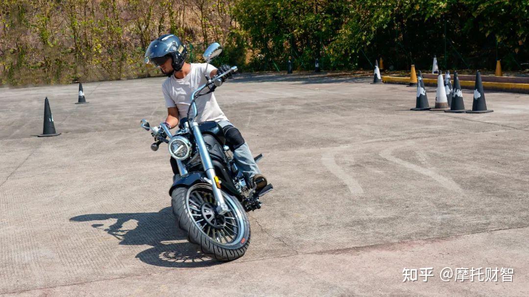 纯正美式巡航，操控却不美式—21999元力帆V400动态测评 - 知乎