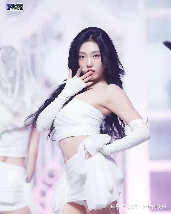 宁艺卓：身材丰满，妩媚撩人，如同游戏中的女神角色 - 知乎