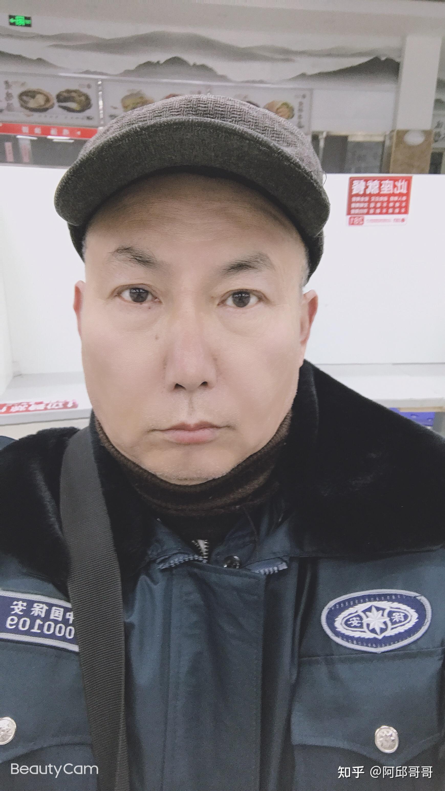 人生就是这样,一边遇到难题,一边解决难题。遇到困难时,既然无法躲避,不如坦然面对。很多时候,束缚住你的并不是能力,而是遇到困难就俯首称臣的懦弱。你越害怕,越会被困难击倒,你若迎难而上,问题终会