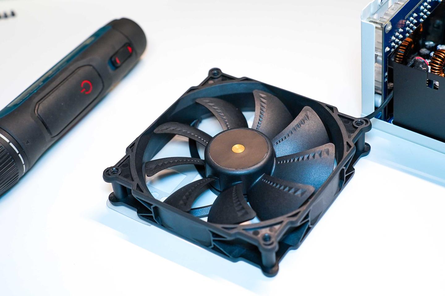 专利升级=高颜值+精准电压控制丨振华LEADEX PROA系列电源拆解评测 - 知乎