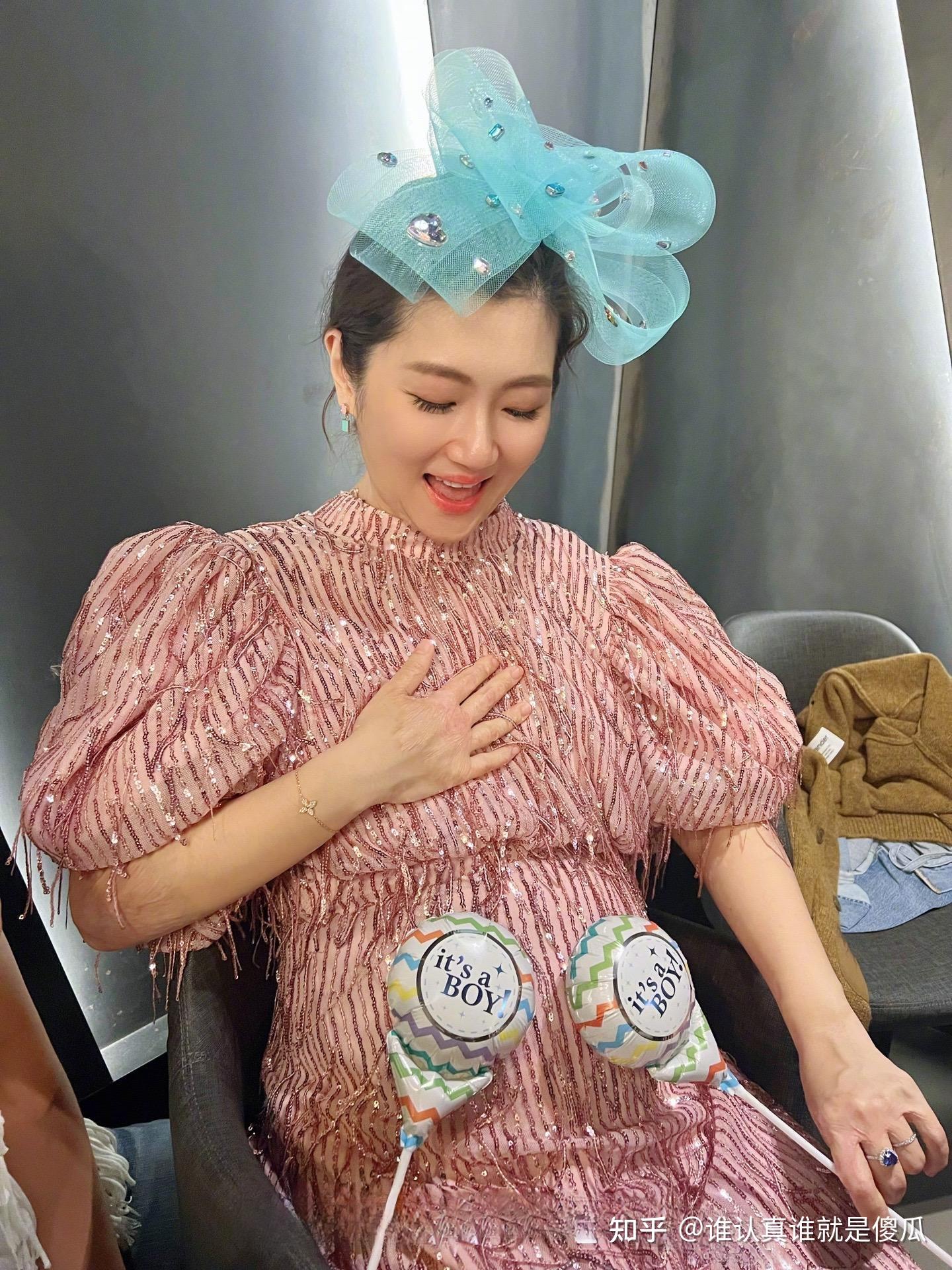 Selina晒4个月孕肚照，男友一起出镜 - 知乎