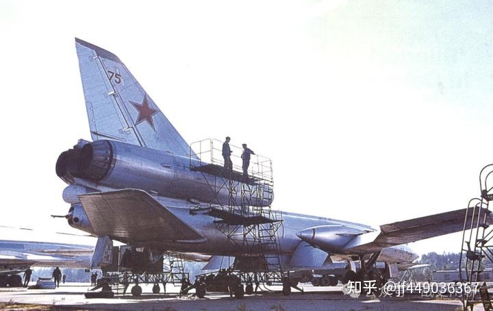 中东双雄手中的红色弯刀-Tu-22“眼罩”超音速轰炸机 - 知乎
