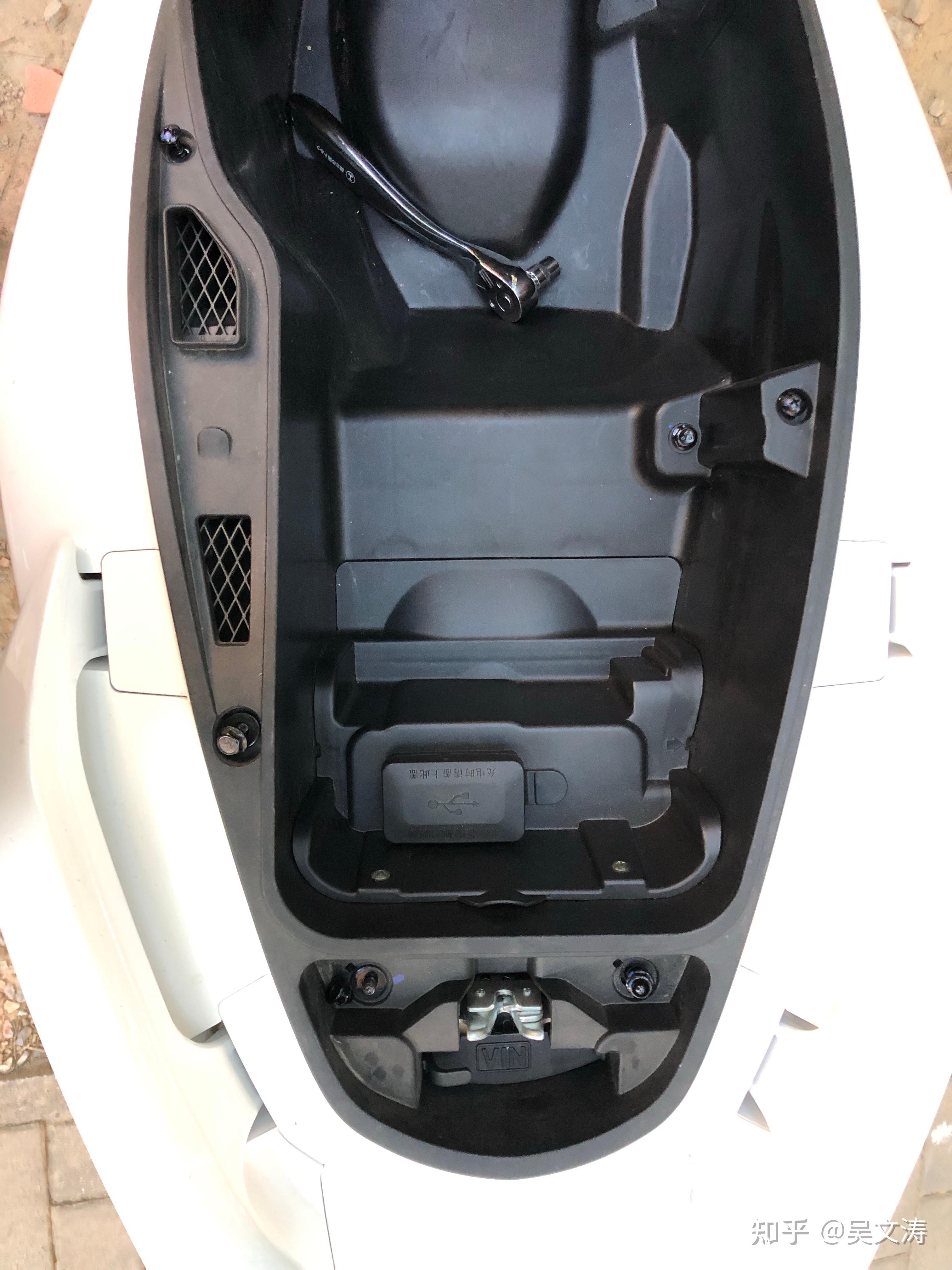 豪爵UHR150扶手版自行安装原厂夏德SH39尾箱 - 知乎