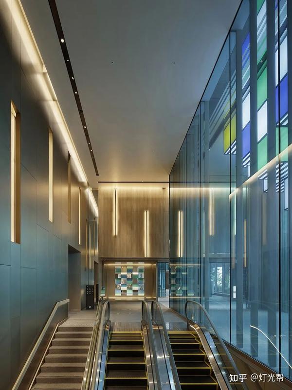 日本天神商务中心垂直照明赏析 - 知乎