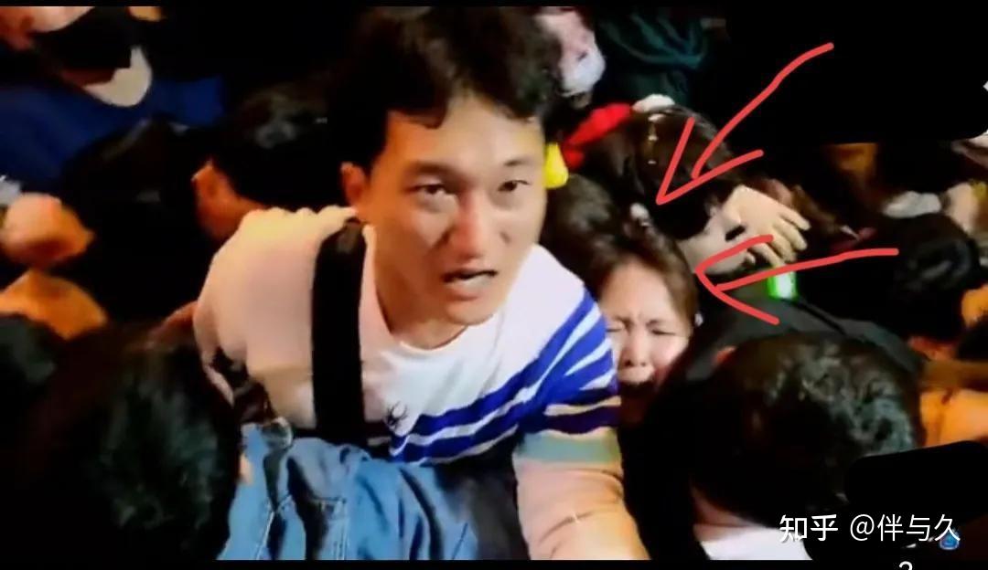 梨泰院踩踏现场呼救的女孩，留下生前最后一幕，惊恐到窒息的瞬间 知乎