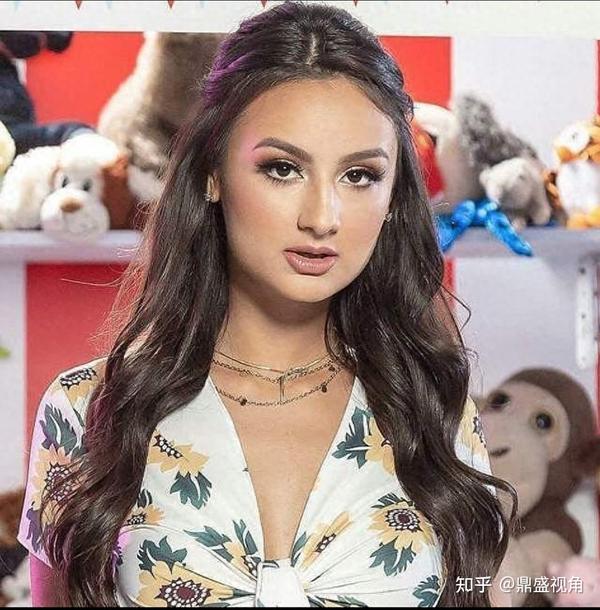 双馨女艺人伊丽莎·伊瓦拉(Eliza Ibarra)，靓丽容颜下的小酒窝 - 知乎